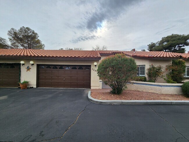 Luxurious Single Story Townhouse in the he... - 3241 La Mancha Way ...