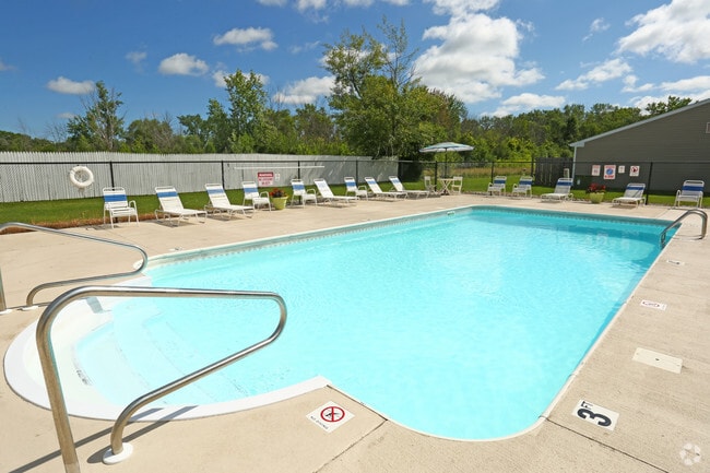 Eagle Ridge Villas - 1924 N Villa Ct Essexville MI 48732 | Apartment Finder