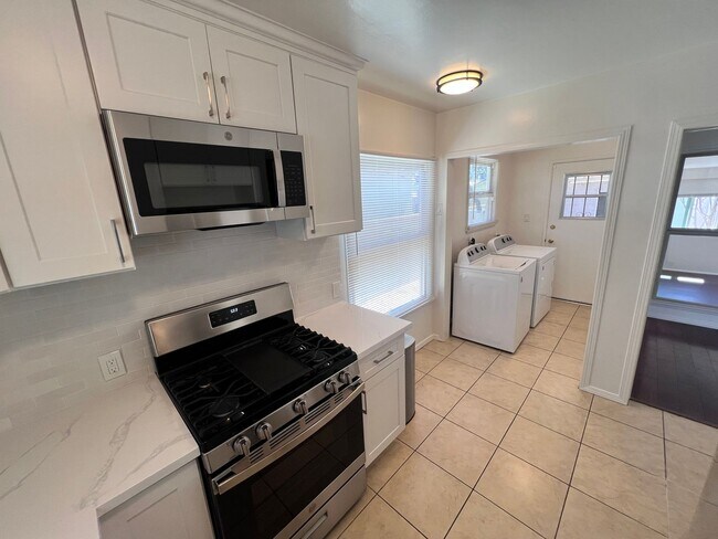 2 Bedroom Single Story Home for Rent in Re... - 17940 Lull St Los ...