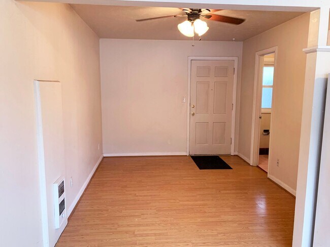 Cozy Studio Unit in Woodlawn with Full Kit... - 6939 NE Grand Ave ...