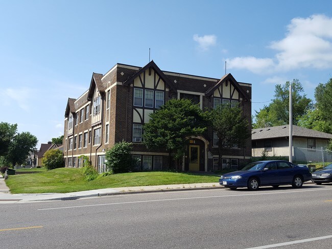 2517 Golden Valley Rd - 2517 Golden Valley Rd Minneapolis MN 55411 ...