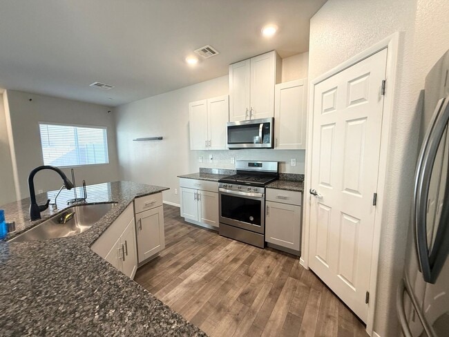 Modern 3-Bedroom townhome with Open Layout, Community Pool & Prime ...