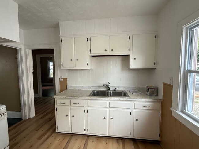 Lee/Harvard single home Water/Sewer included - 4080 E 144th St ...
