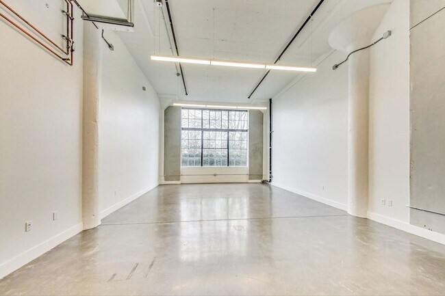 Two level loft with great light and ample ... - 5701 International Blvd ...