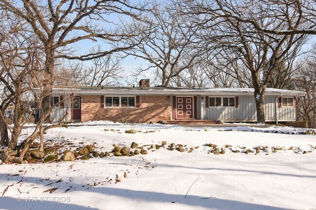 5 Saville Row - 5 Saville Row Barrington IL 60010 | Apartment Finder