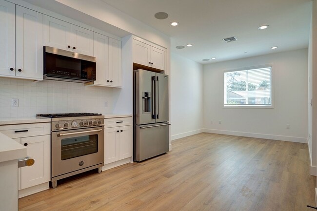 ***MOVE-IN SPECIAL 2 WEEKS FREE RENT*** Fantastic Multi-Level Townhome ...