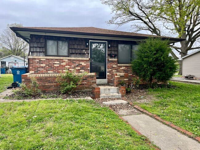 Two bedroom house in Wood River - 460 Evans Ave Wood River IL 62095 ...