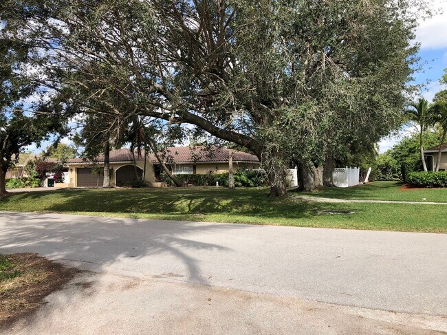 250 Madison Dr - 250 Madison Dr Naples FL 34110 | Apartment Finder