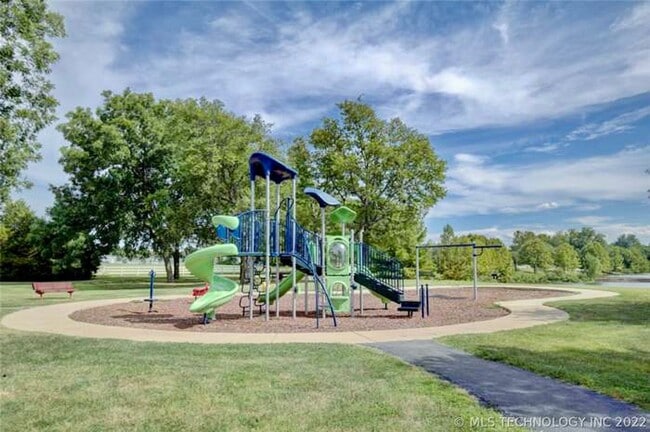 Large open 3 bed, 3 car Garage in The Highlands at Forest Ridge - 7324 ...