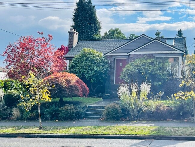 Spacious Ballard House with Fully Enclosed... - 815 NW 80th St Seattle ...