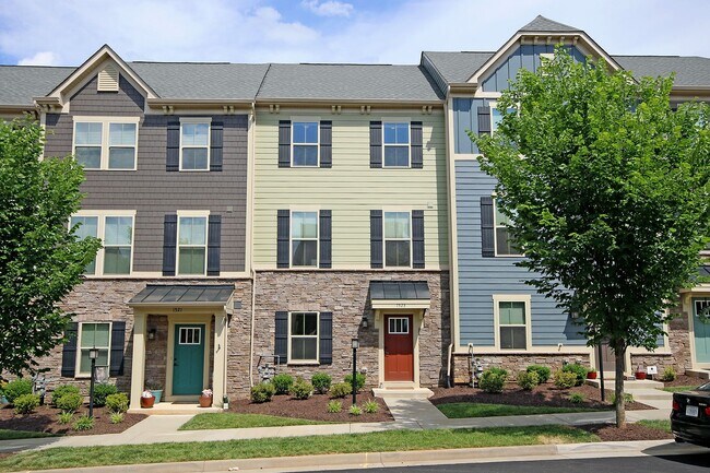 Cascadia Townhome With Included Community ... - 1523 Delphi Ln ...