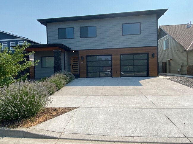 Application Pending - Spacious 3 Bedroom H... - 1817 5th St Hood River ...