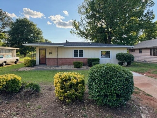 RECENTLY UPDATED & NOW AVAILABLE FOR MOVE IN! - 1532 17th Way SW ...