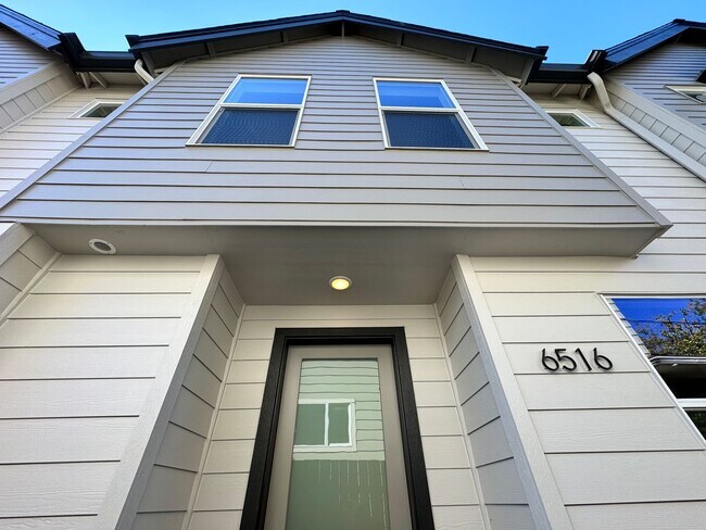 NEW CONSTRUCTION! 2 bd, 2.5 bath End Unit ... - 6516 SE Ramona St ...