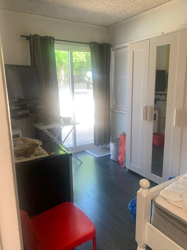 4654 Saint Clair Ave - 4654 Saint Clair Ave Valley Village CA 91607 ...