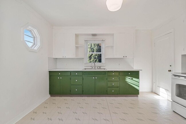 Adorable 2-bdrm/1-bath mid-century modern. Private backyard, sauna ...