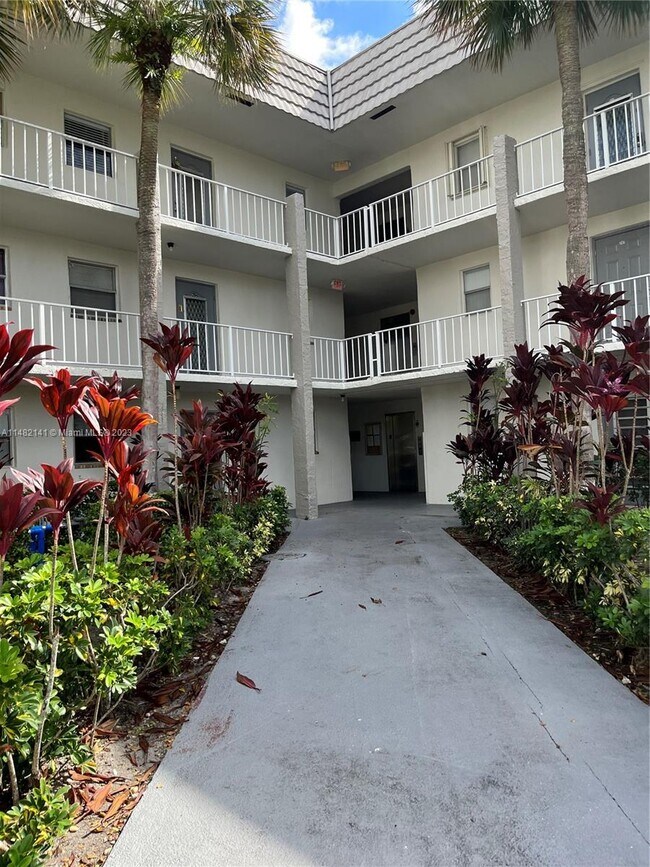 8595 Sunrise Lakes Blvd - 8595 Sunrise Lakes Blvd Sunrise FL 33322 ...