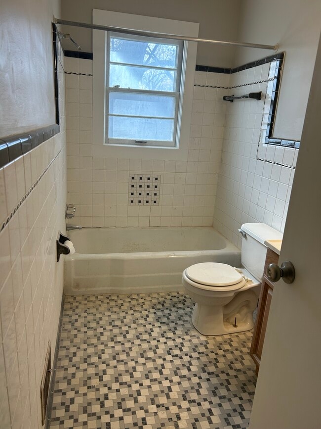 2328 Farnsley Rd - 2328 Farnsley Rd Louisville KY 40216 | Apartment Finder