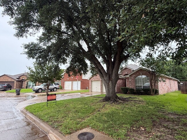 Charming 3 Bedroom Haven with 2 Full Baths in Fort Worth. Spacious 1748 ...