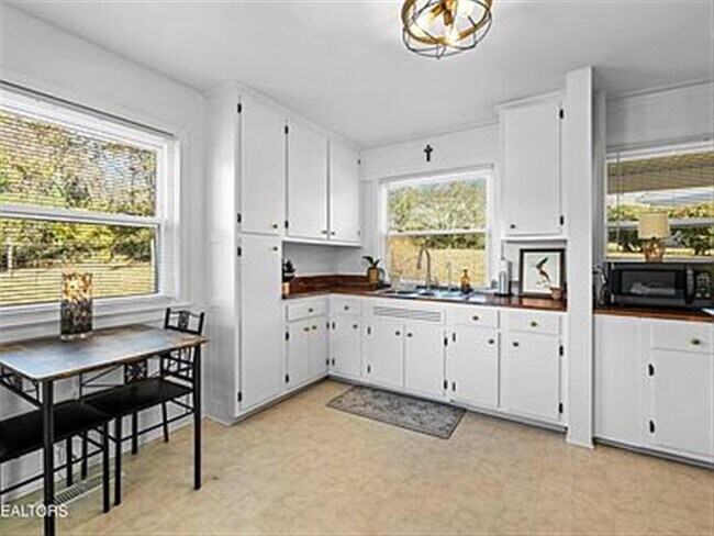 delightful 2-bedroom, 1-bathroom B-style Home - 110 W Maiden Ln Oak ...