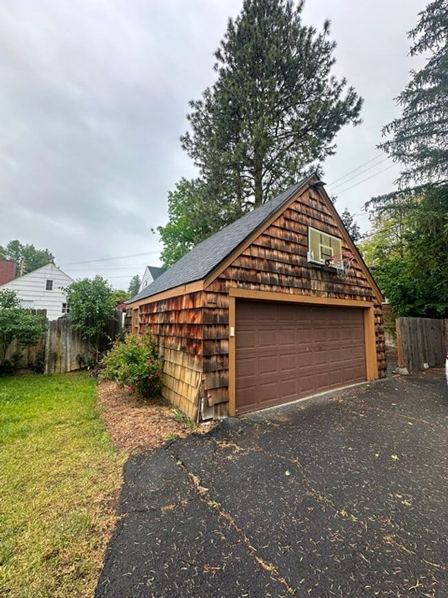 Super Cute Home on the Terrace - 1527 Pacific Terrace Klamath Falls OR ...