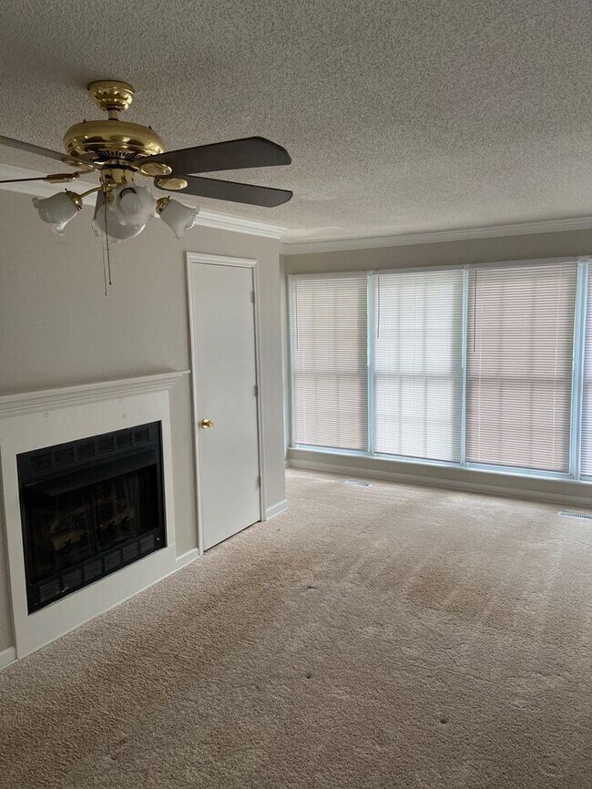 AVAILABLE NOW! - 106 Greenbriar Dr, Greenw... - 106 Greenbriar Dr ...