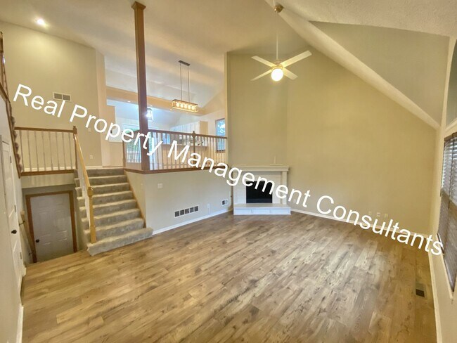 California Split-Level in Lee's Summit Sch... - 1905 Apache Ct ...