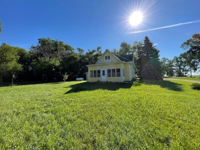 Rare Farmhouse Rental on 10 Wooded Acres Near Lennox - 28154 468th Ave ...