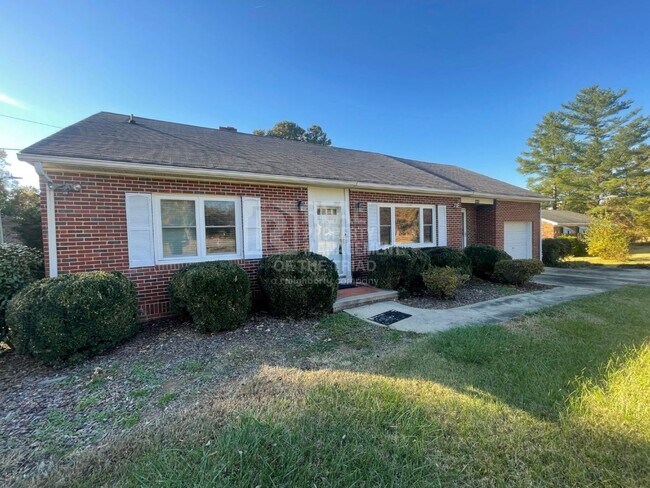 Classic Brick 3bd/2ba One level Brick Ranc... - 4609 McKnight Mill Rd ...