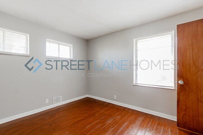 NOW OFFERING HALF OFF THE FIRST FULL MONTH... - 1833 Lowell Ave ...