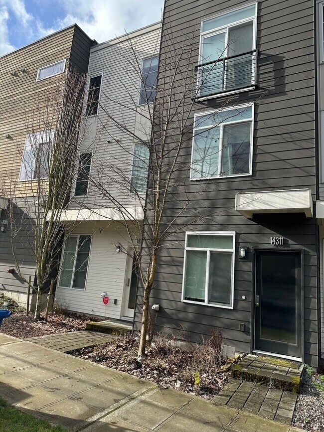 Modern 3 bedroom , 2 bathroom Townhome in ... - 14309 Stone Ave N ...