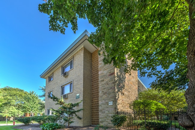 Clinton Court - 943 Washington Blvd Oak Park IL 60302 | Apartment Finder