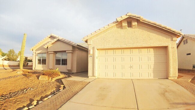 Beautiful 4 Bed/2 Bath in Rita Ranch - Com... - 10062 E Paseo De La ...