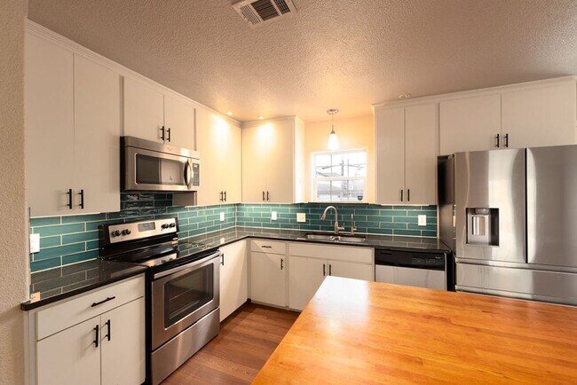 Charming Colonial-Style 3BR/2.5BA Oasis in... - 8601 Putnam Dr Austin ...