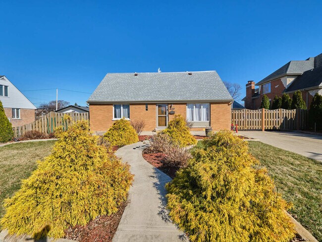 8125 New Castle Ave - 8125 New Castle Ave Burbank IL 60459 | Apartment ...
