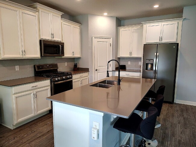 "Resort-Style Living in Davenport: Spacious 4-Bedroom Home with Solar ...