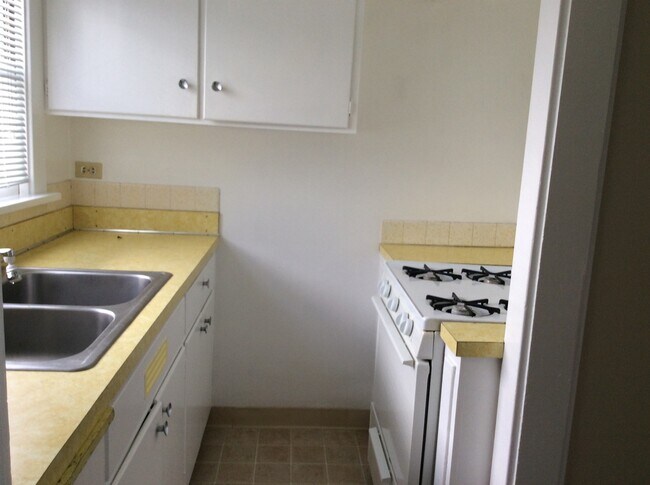 Walnut Avenue unit on tree lined street - 323 Walnut Ave Santa Cruz CA ...