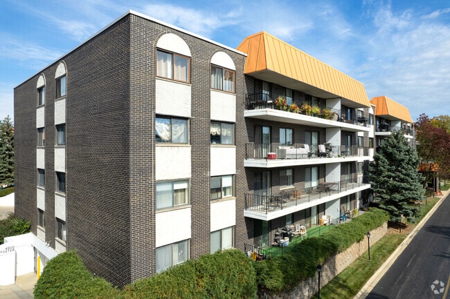 Barcelona - 4900-4940 Foster St Skokie IL 60077 | Apartment Finder