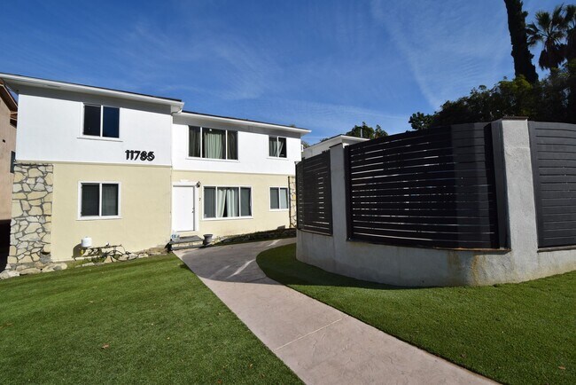 11785 - 11785 Laurelwood Dr Los Angeles CA 91604 | Apartment Finder