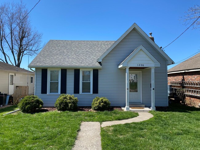 Charming two bedroom one bathroom home on ... - 1206 S 15th St Quincy IL 62301 | Apartment Finder
