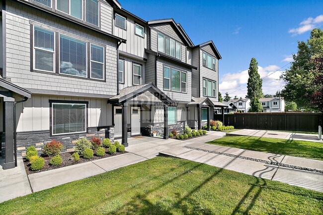 Modern and Newer 3 Story Condo with 2 Car ... - 17817 22nd Ave E Tacoma ...