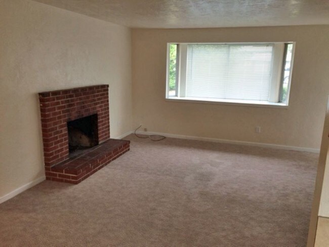 Gateway area updated 2-story duplex - 824 N Cloverleaf Loop Springfield ...