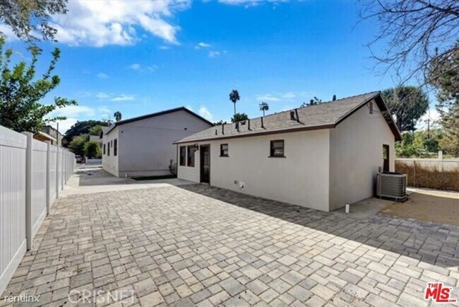 2 br, 2 bath House - 14153 Archwood St - 14153 Archwood St Los Angeles ...