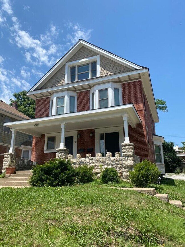 Renovated and Spacious Mid-Town Duplex! - 218 W 34th St Kansas City MO ...
