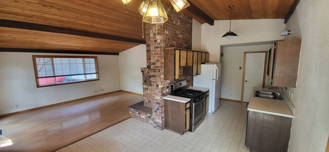 2 bed 1.5 bath Downtown Bend - Large Master - Fenced Yard - 1322 NW ...