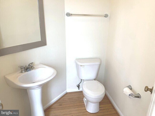 Open concept floor plan awaits you in this... - 5056 Strawbridge ...