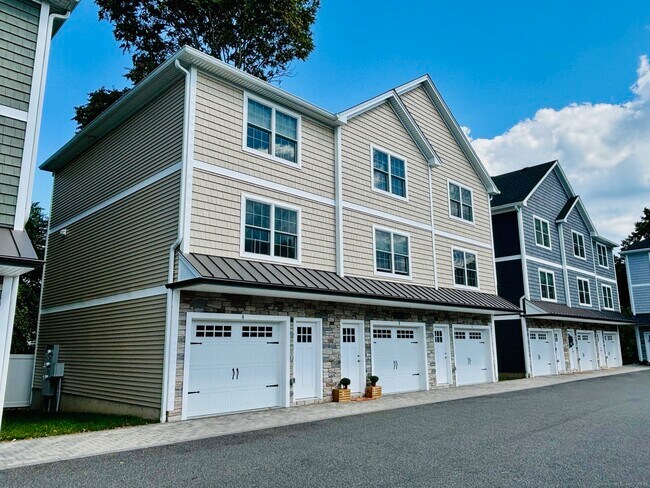 326 Meadowside Rd - 326 Meadowside Rd Milford CT 06460 | Apartment Finder