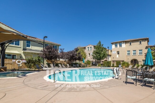 Modern Natomas Townhome with Community pool! - 5301 E Commerce Way ...