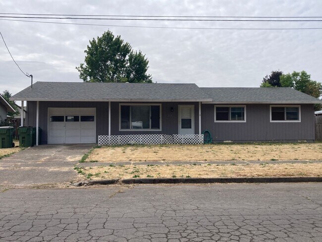 Single Level Ranch Style Home - 204 W 9th St Newberg OR 97132 ...