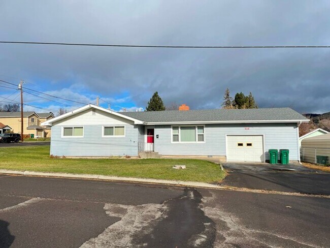 Super cute home on a corner lot - 1505 Addison St Klamath Falls OR ...